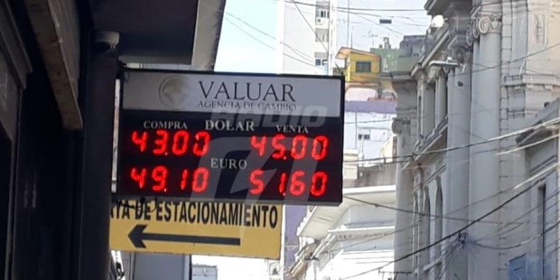 Fuerte suba del dólar que roza los 45 pesos y del Riesgo País ...