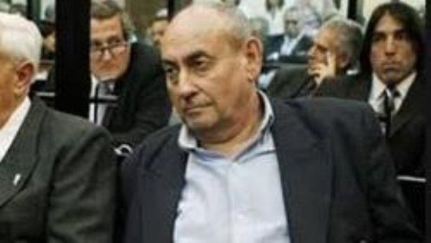 Conceden arresto domiciliario al ex médico de la Armada Carlos ...