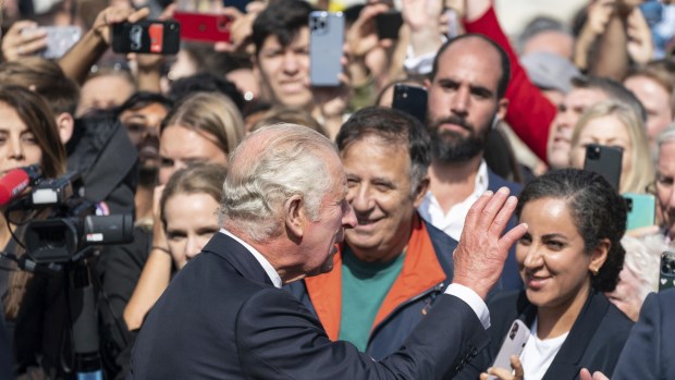 Carlos III saludó a sus admiradores al ingresar por primera vez como ...