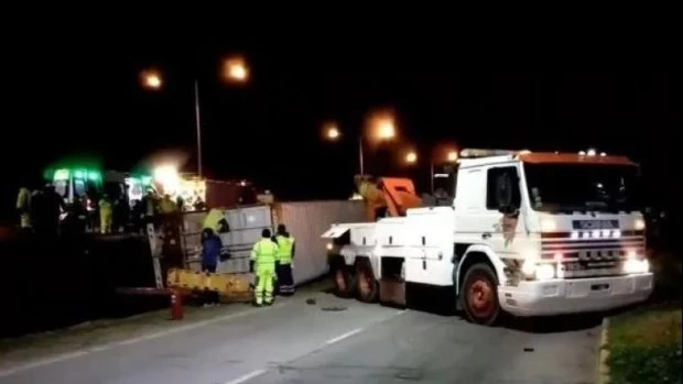 Dos Personas Murieron Al Volcar Un Camión Sobre Un Auto En Autopista