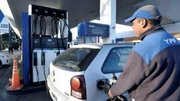 YPF y Axion también aumentaron 37% el precio de sus combustibles - Economía | Diario La Prensa
