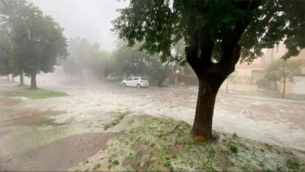 Temporal de lluvia y granizo provoca destrozos, y complicaciones en ... Temporal de lluvia y granizo provoca destrozos, y complicaciones en ...