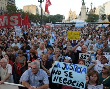 Masiva protesta en la plaza frente al Congreso - Política | Diario La ...
