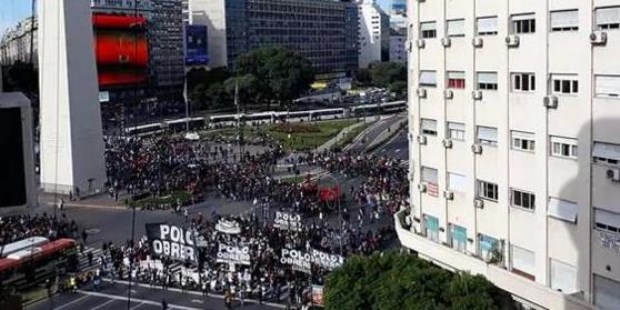 Organizaciones sociales cortan la 9 de Julio y generan un caos en el ... Organizaciones sociales cortan la 9 de Julio y generan un caos en el ...
